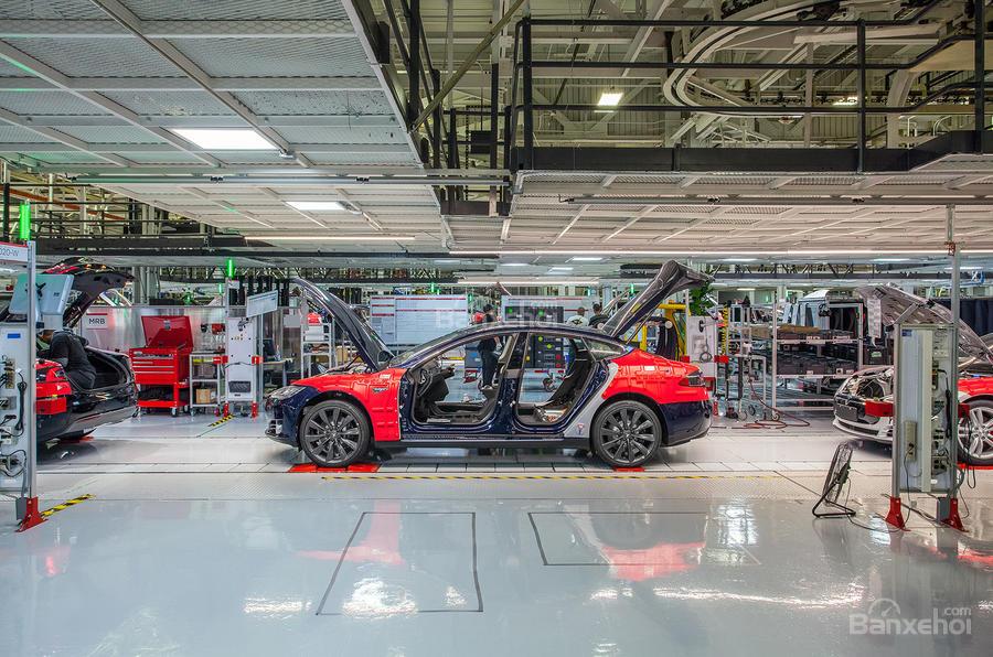 Nhà máy Gigafactory của Tesla qua những con số