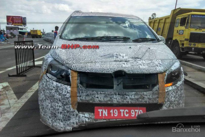 Mẫu xe MPV bí mật của Mahindra lộ diện với đèn pha projector
