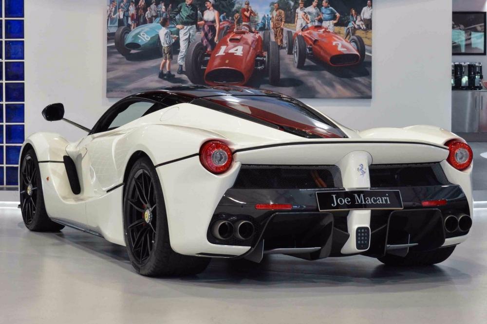 Bộ đôi Ferrari LaFerrari lên sàn với giá bán không tưởng
