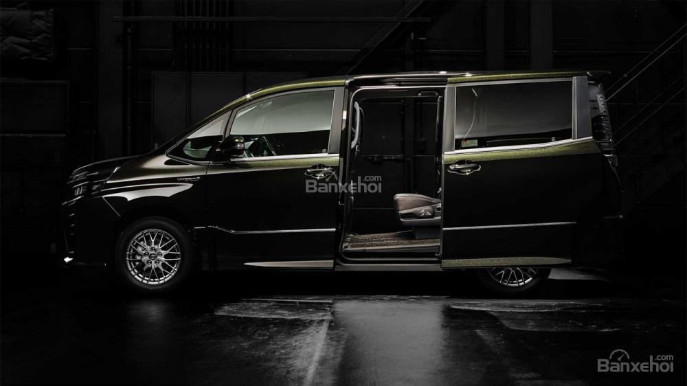 MPV Toyota Voxy hoàn toàn mới bất ngờ lộ diện trước thềm triển lãm ...