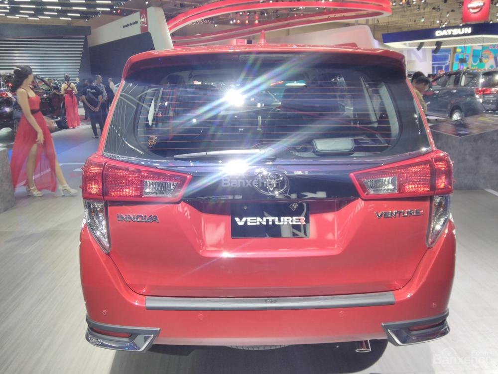 Cận cảnh Toyota Innova Venturer cao cấp có giá 661 triệu đồng tại triển ...