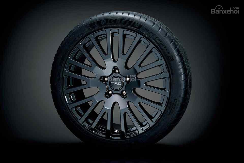 Toyota Crown TRD 2018 giá bao nhiêu?