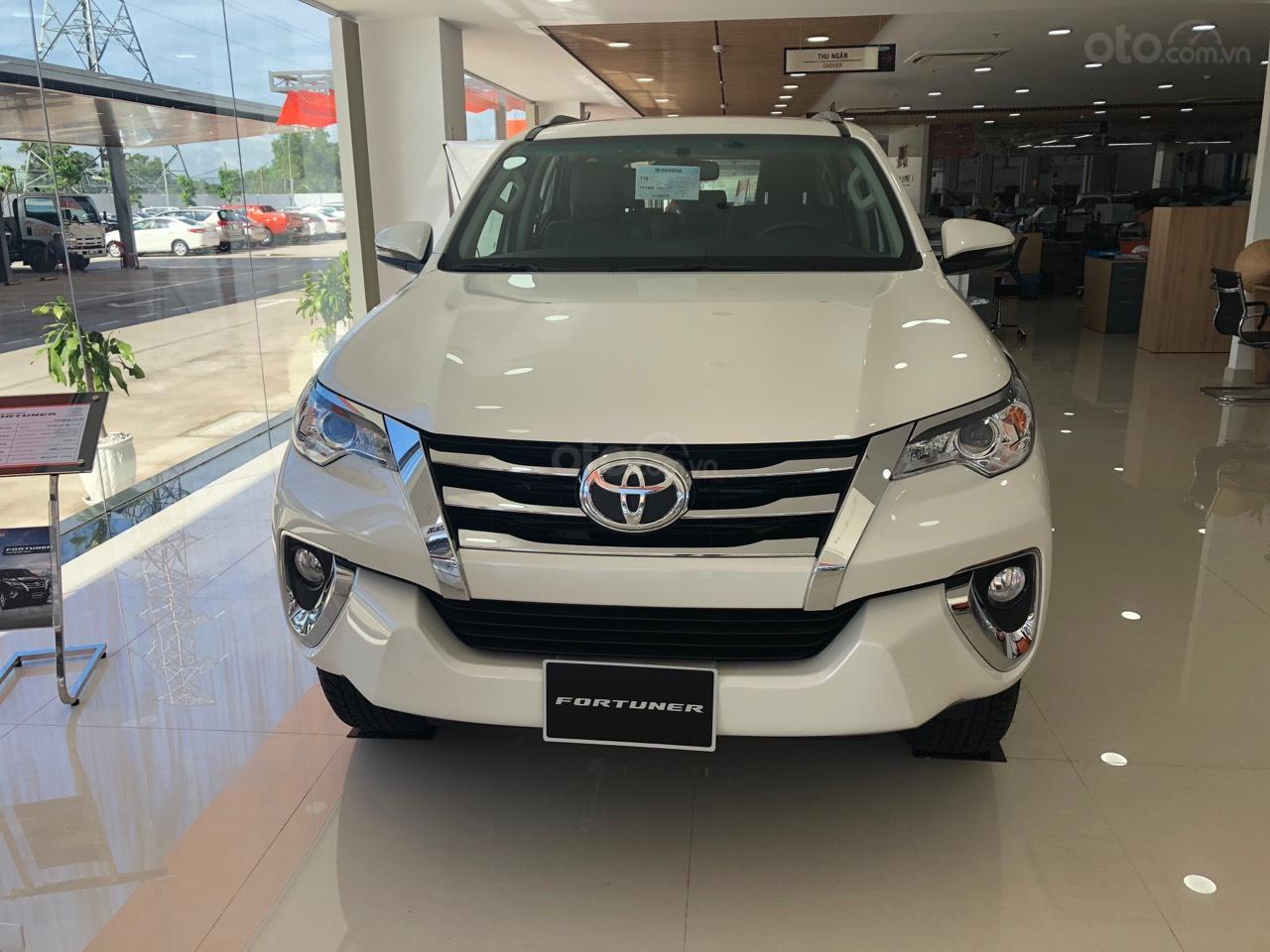 Đức Phúc mua Toyota Fortuner hơn 1 tỷ đồng tặng bố mẹ