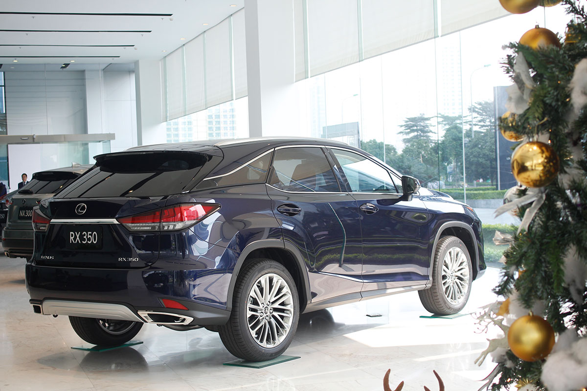 Lexus RX350 2020 cập bến đại lý, giá tăng khách hàng nhận lại gì?