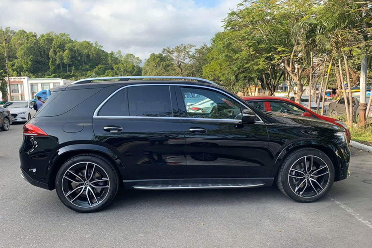 Mercedes-Benz GLE300 2.0 Diesel 2020 vừa cập bến Việt Nam, mức giá đáng nói