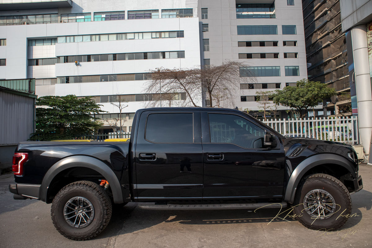 Ảnh chi tiết xe Ford F-150 Raptor Black Edition 2020 tại Việt Nam
