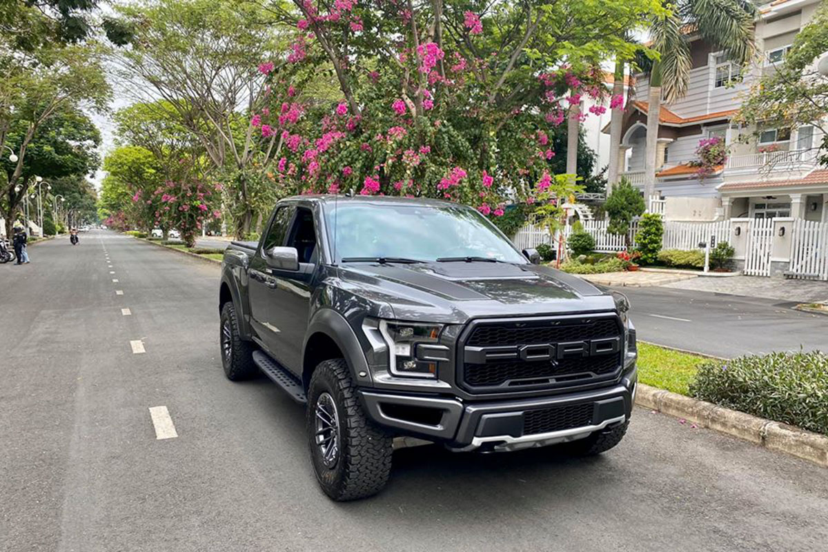 Chi tiết xe Ford F-150 Raptor cửa Rolls-Royce đầu tiên tại Việt Nam