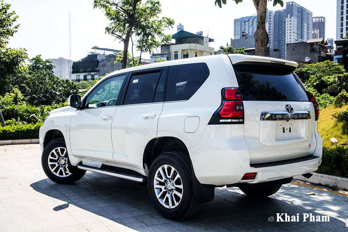 Cận cảnh xe Toyota Land Cruiser Prado 2020 đầu tiền về đại lý, thêm ...