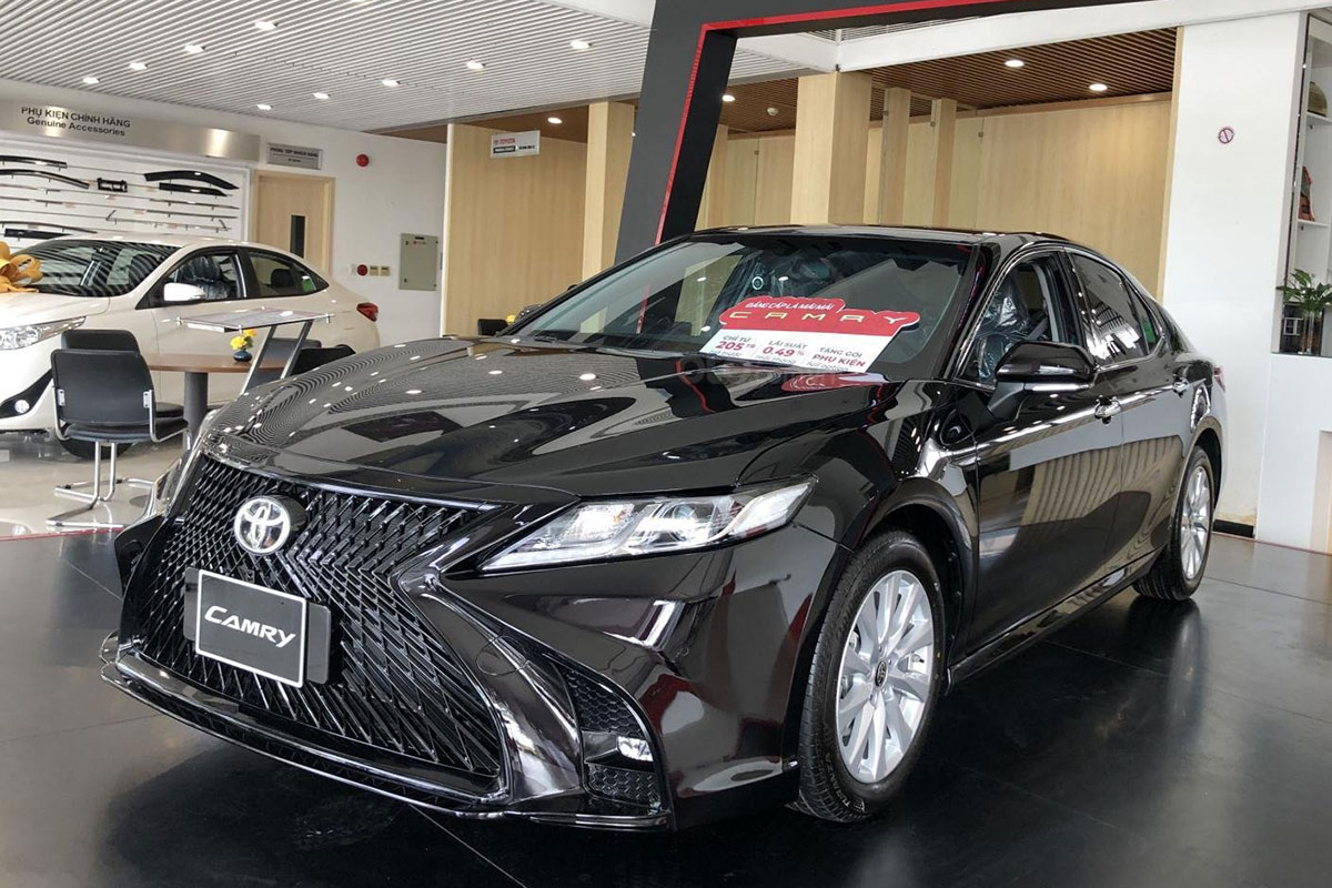 Toyota Camry độ phong cách Lexus cực ngầu, giá không đổi