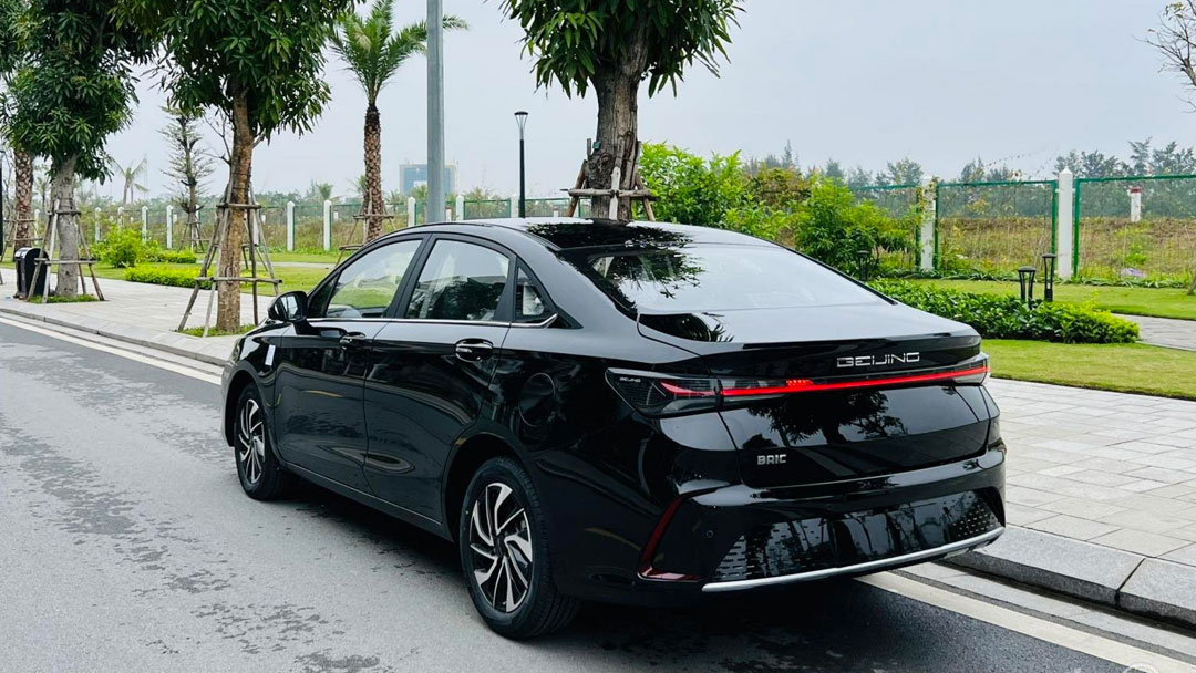 So sánh MG5 và Beijing U5 Plus: Giá bán rẻ, trang bị cạnh tranh, đâu là ...