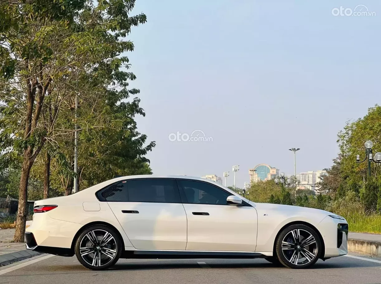 BMW 735i M Sport 2023 khấu hao hơn 600 triệu sau 4.000 km lăn bánh ...