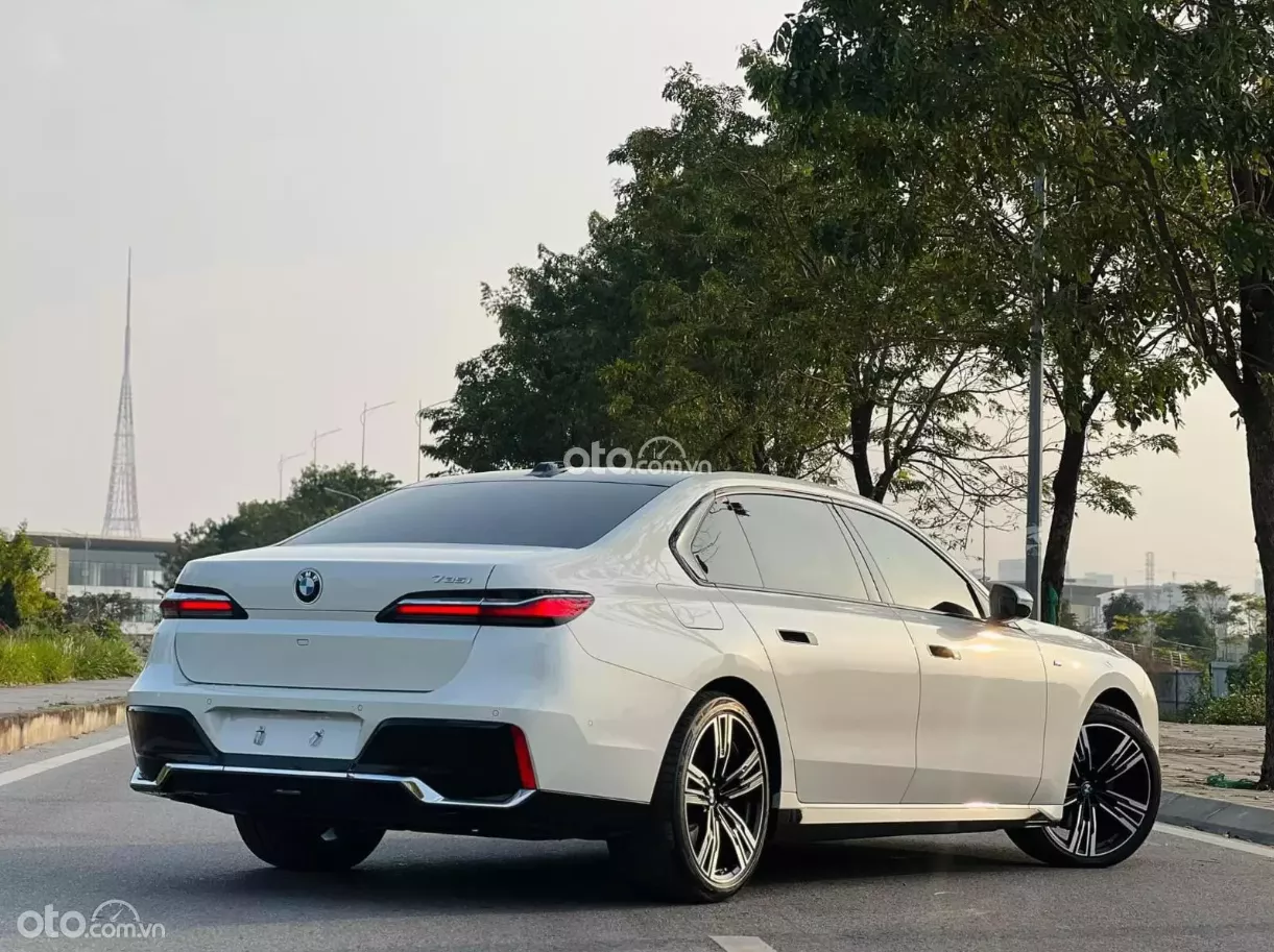 BMW 735i M Sport 2023 khấu hao hơn 600 triệu sau 4.000 km lăn bánh ...