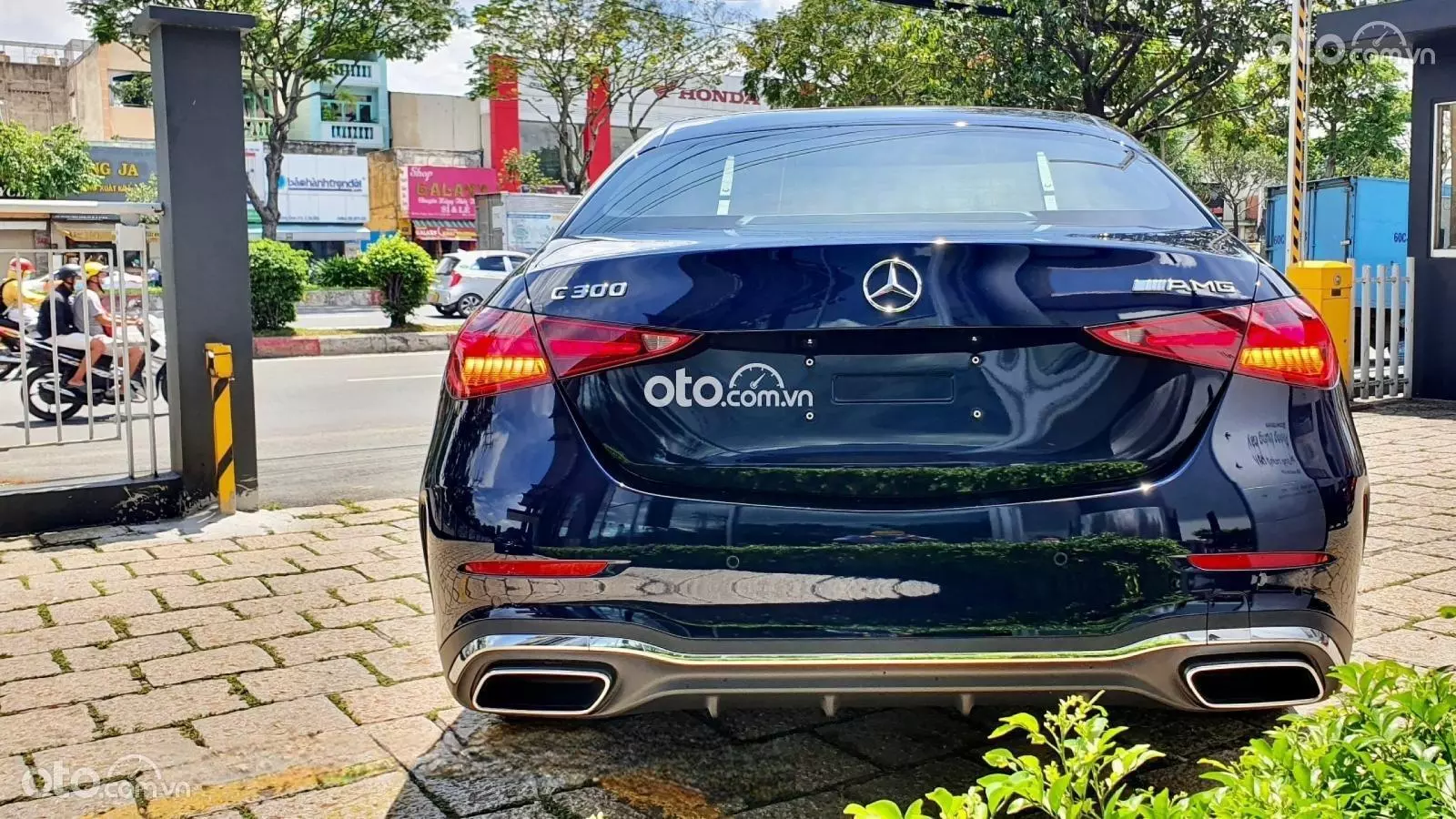 Giá xe Mercedes C 300 AMG 2024 mới nhất cùng tin khuyến mãi (2/2024)