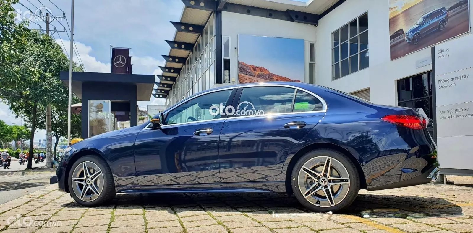 Giá xe Mercedes C 300 AMG 2024 mới nhất cùng tin khuyến mãi (2/2024)