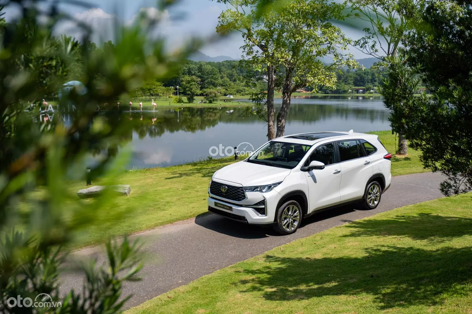 Giá xe Toyota Innova Cross 2024 mới nhất và Khuyến mại (2/2024)