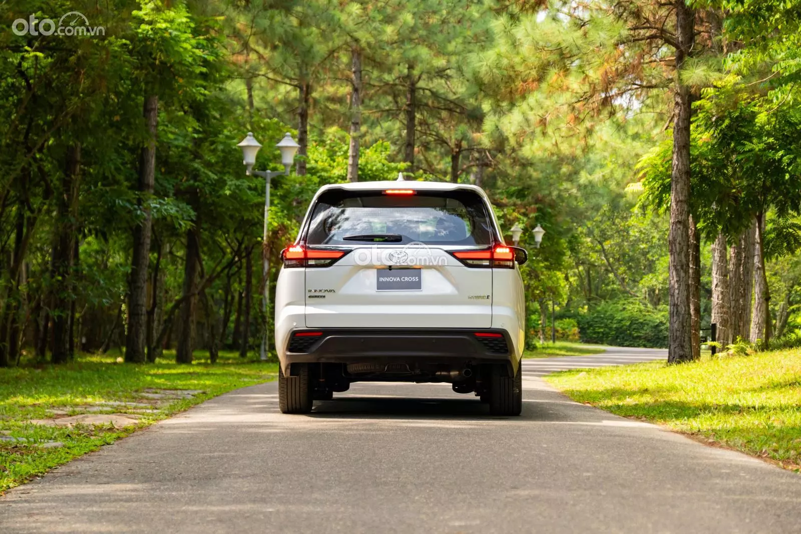 Giá xe Toyota Innova Cross 2024 mới nhất và Khuyến mại (2/2024)