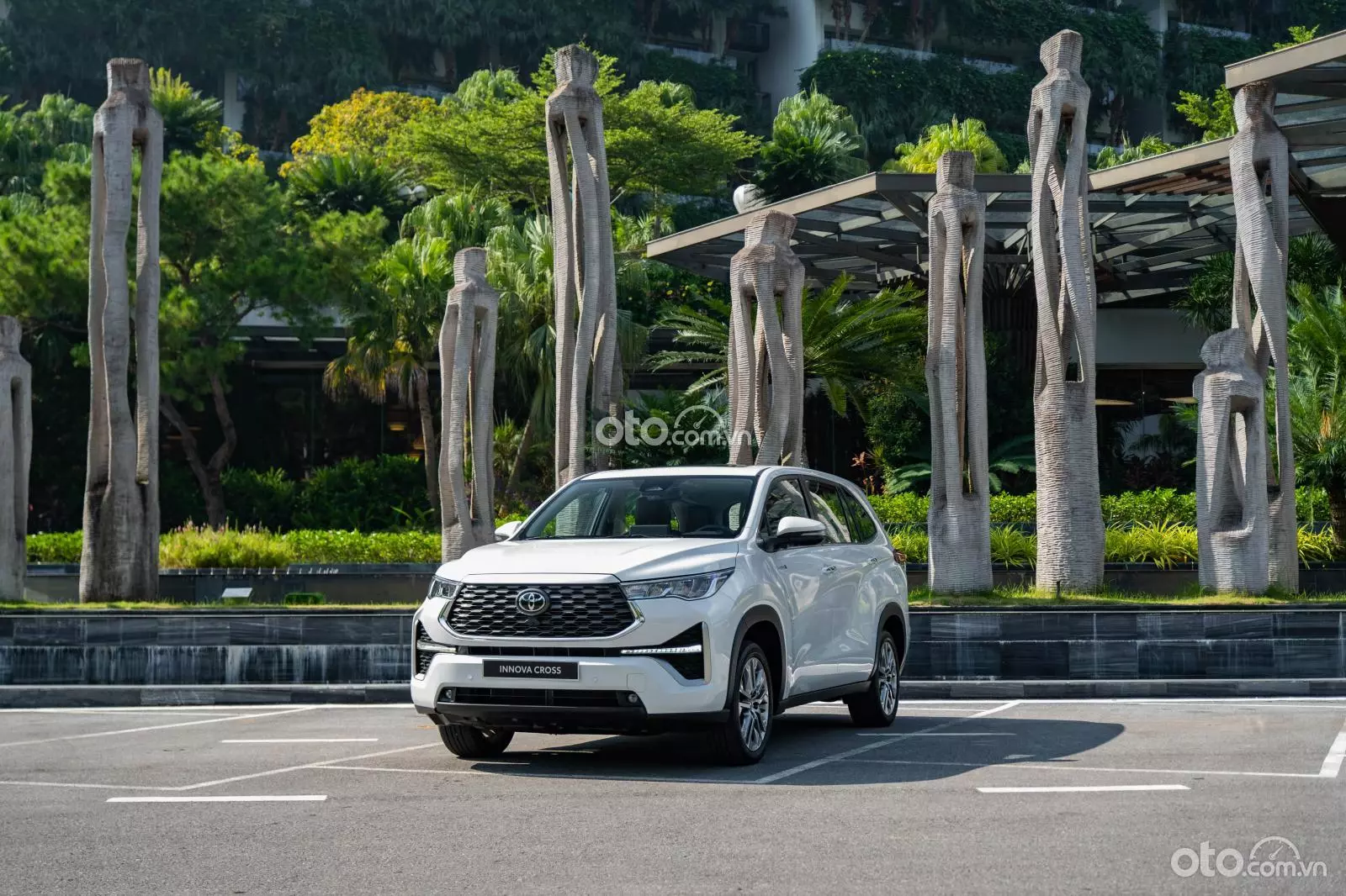 Giá xe Toyota Innova Cross 2024 mới nhất và Khuyến mại (2/2024)