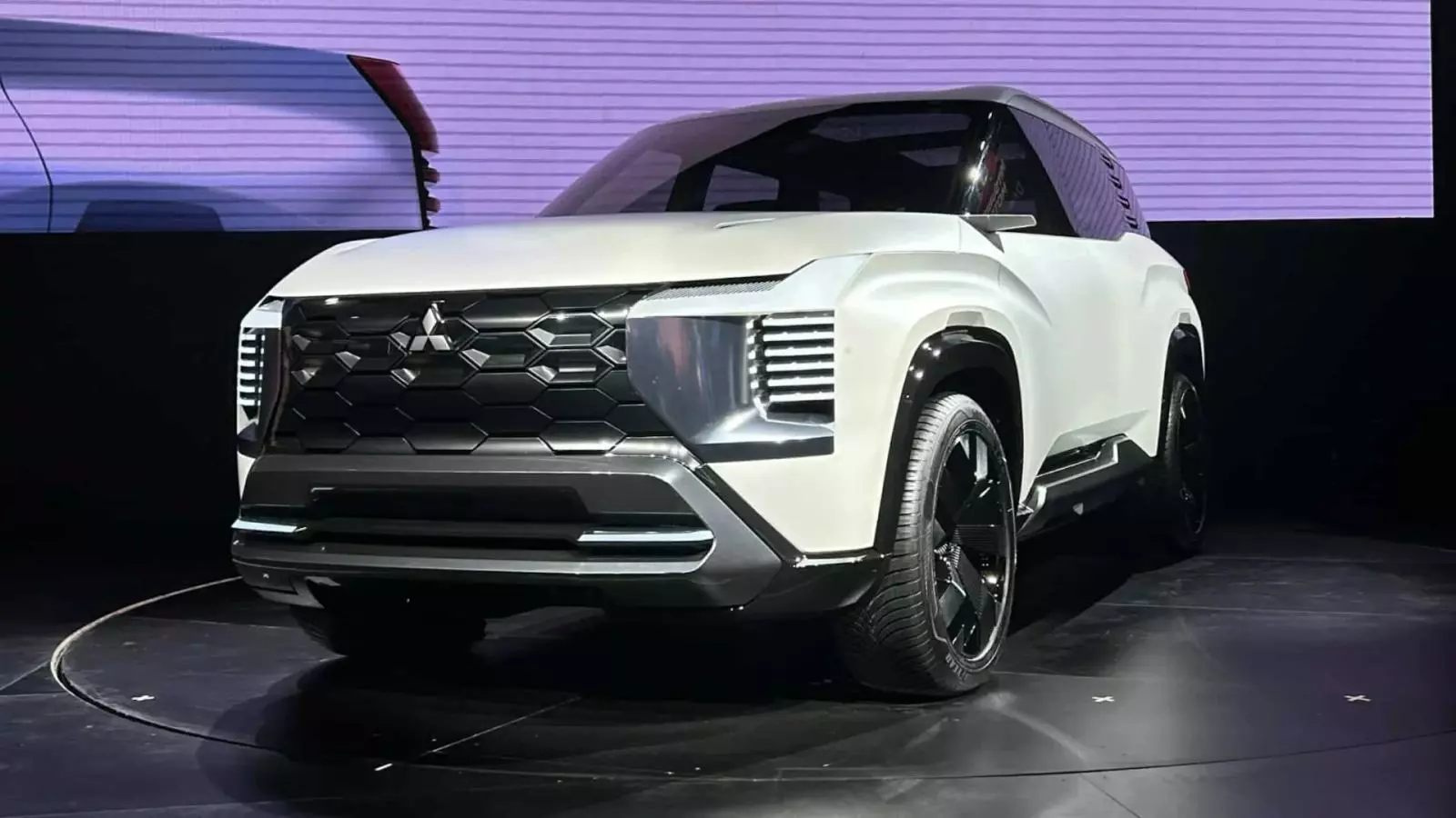 Mitsubishi DST Concept ra mắt, dễ tạo thành cơn sốt khi mở bán tại Đông ...