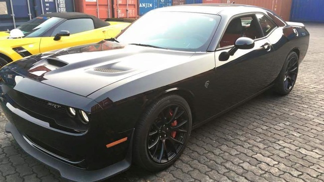 Cận cảnh Dodge Challenger SRT Hellcat 2015 bất ngờ đến Việt Nam