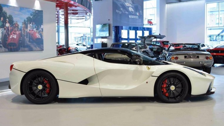 Bộ đôi Ferrari LaFerrari lên sàn với giá bán không tưởng