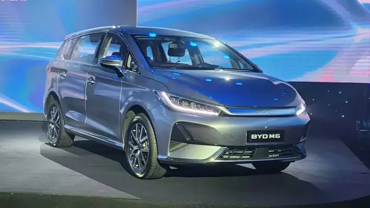 BYD M6 chốt giá 756 triệu đồng, sạc đầy đi được 420 km
